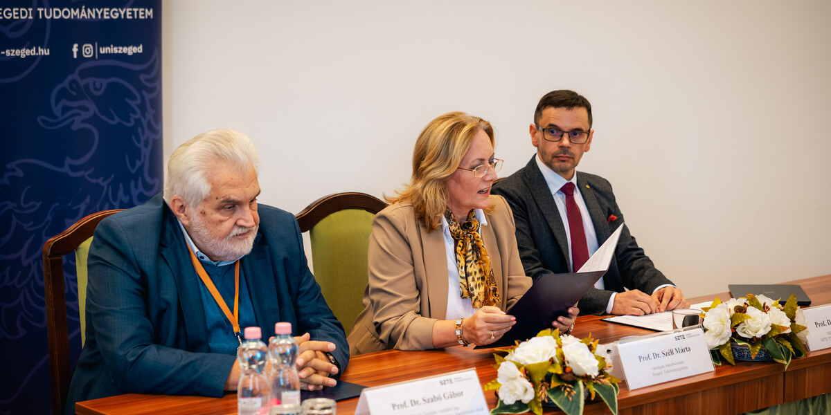 A JATE-díj első kitüntetettjei: Ilia Mihály, Tóth Ágota, Czikkely ...