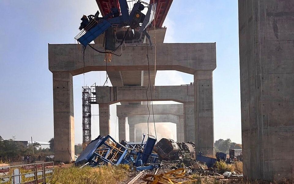 Thaiföld északkeleti részén többen meghaltak, amikor daru zuhant rá egy ...
